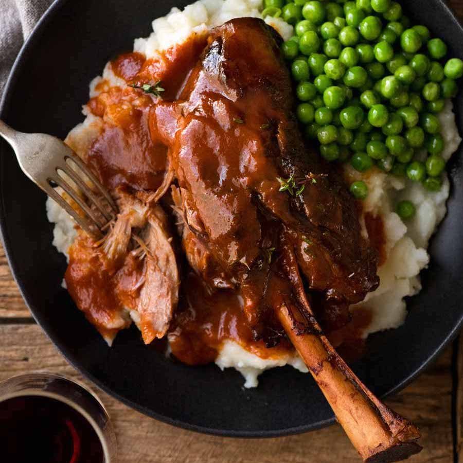Shanks de cordero cocido lento en salsa de vino tinto | Hi-Tech